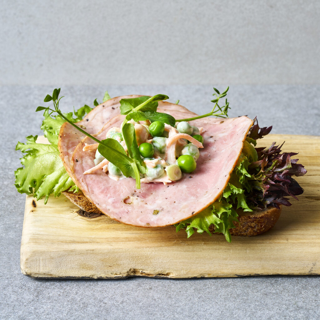 Grovt landbrød fra Kveitemjøl bakeri med skinke fra Metervare, salat ...