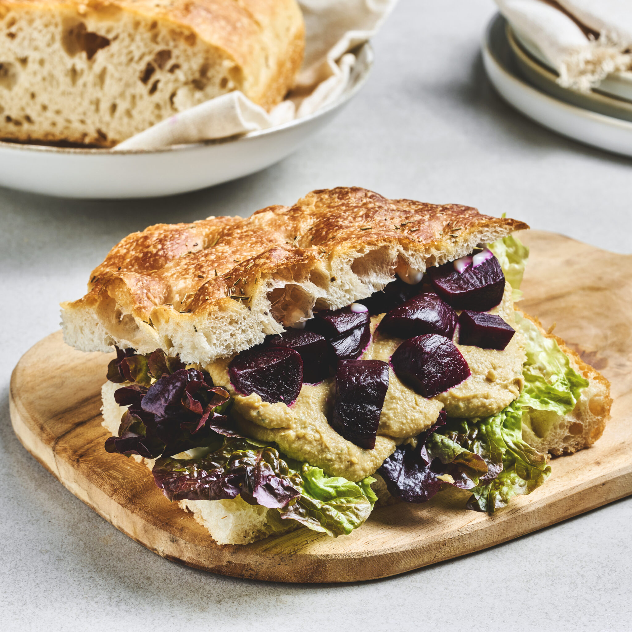 Focaccia med hjemmelaget hummus og bakte rødbeter - Kreativ Catering